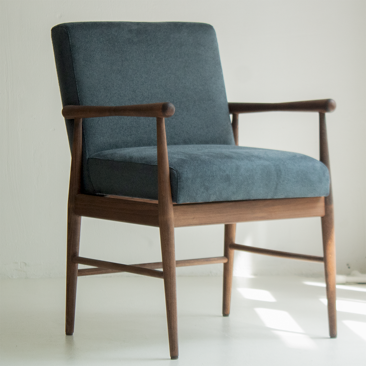 Кресло Хэйро лёгкое, точёный массив кавказского бука покрыт морилкой и масло-воском, ткань: синий шенилл