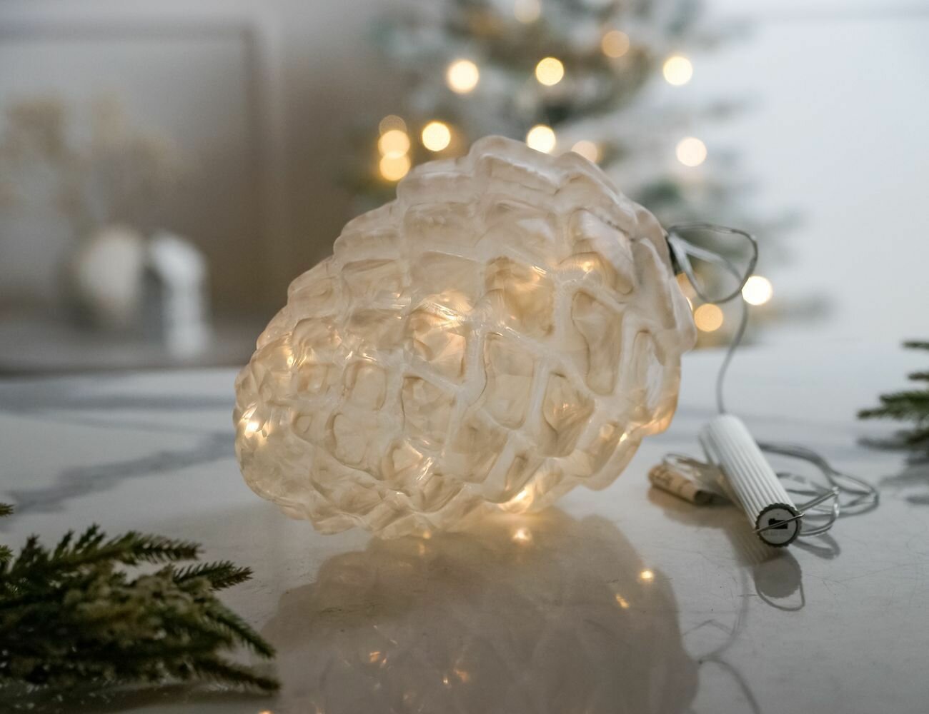 Декоративное светящееся украшение шишка-загадка, стекло, белый муар, 15 тёплых белых micro LED-огней, 21х15 см, батарейки, Kaemingk 487012