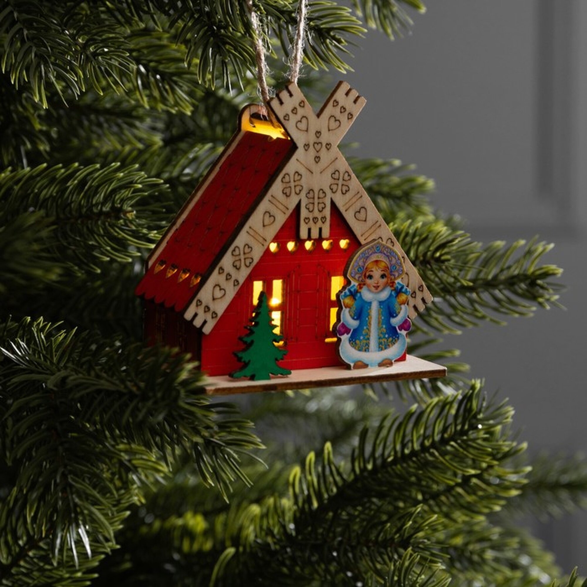 Подвеска световая «Дом Снегурочки», 8×4х8.5 см, 1 LED, батарейки AG10×3 (в компл.), свечение тёплое белое