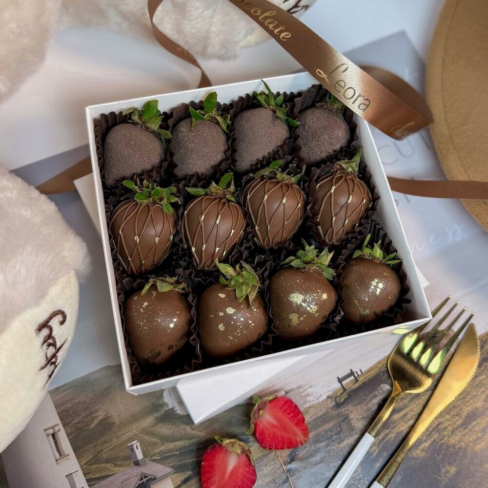 Клубника в шоколаде набор N2003. В наборе 9 - 16 шт. Бельгийский шоколад Callebaut. Leora Flowers дом цветочной моды