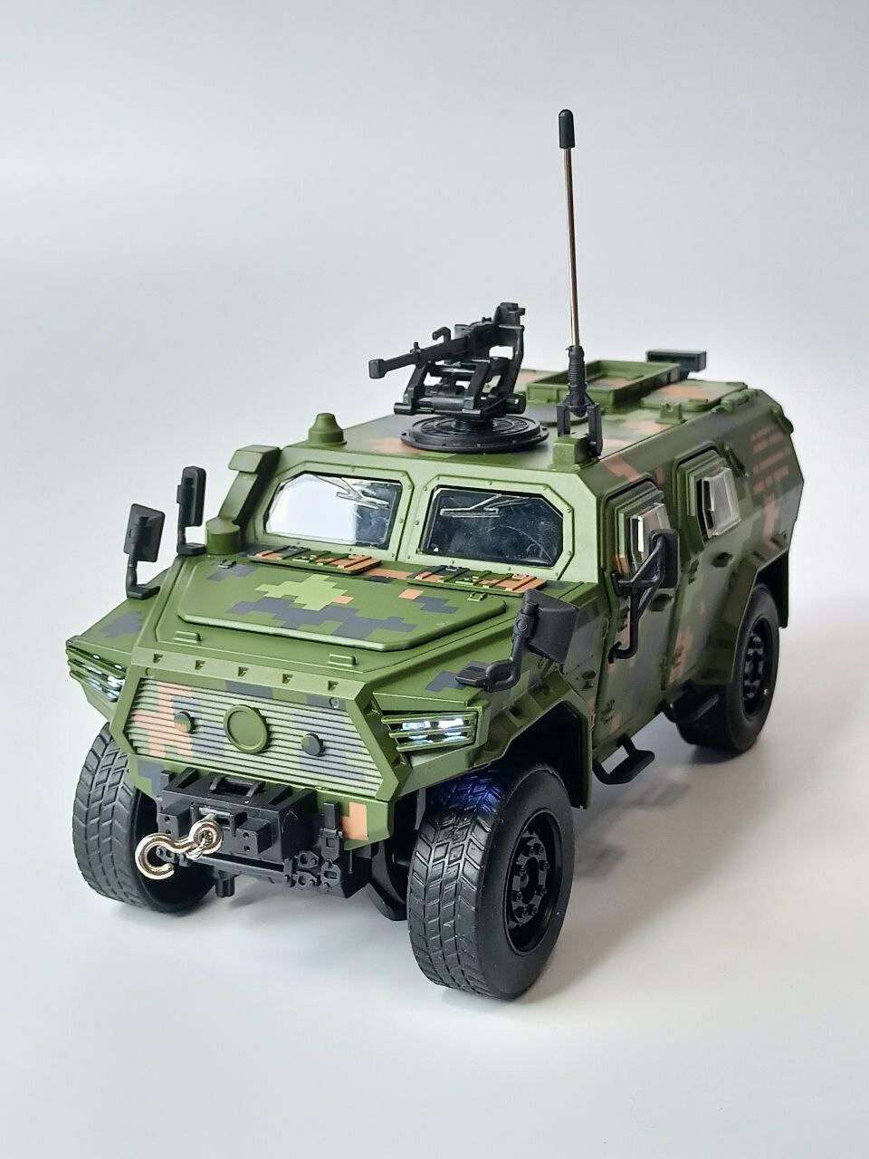 Коллекционная машинка игрушка металлическая Военный бронетранспортер с лебедкой для мальчиков масштабная модель 1:24 хаки