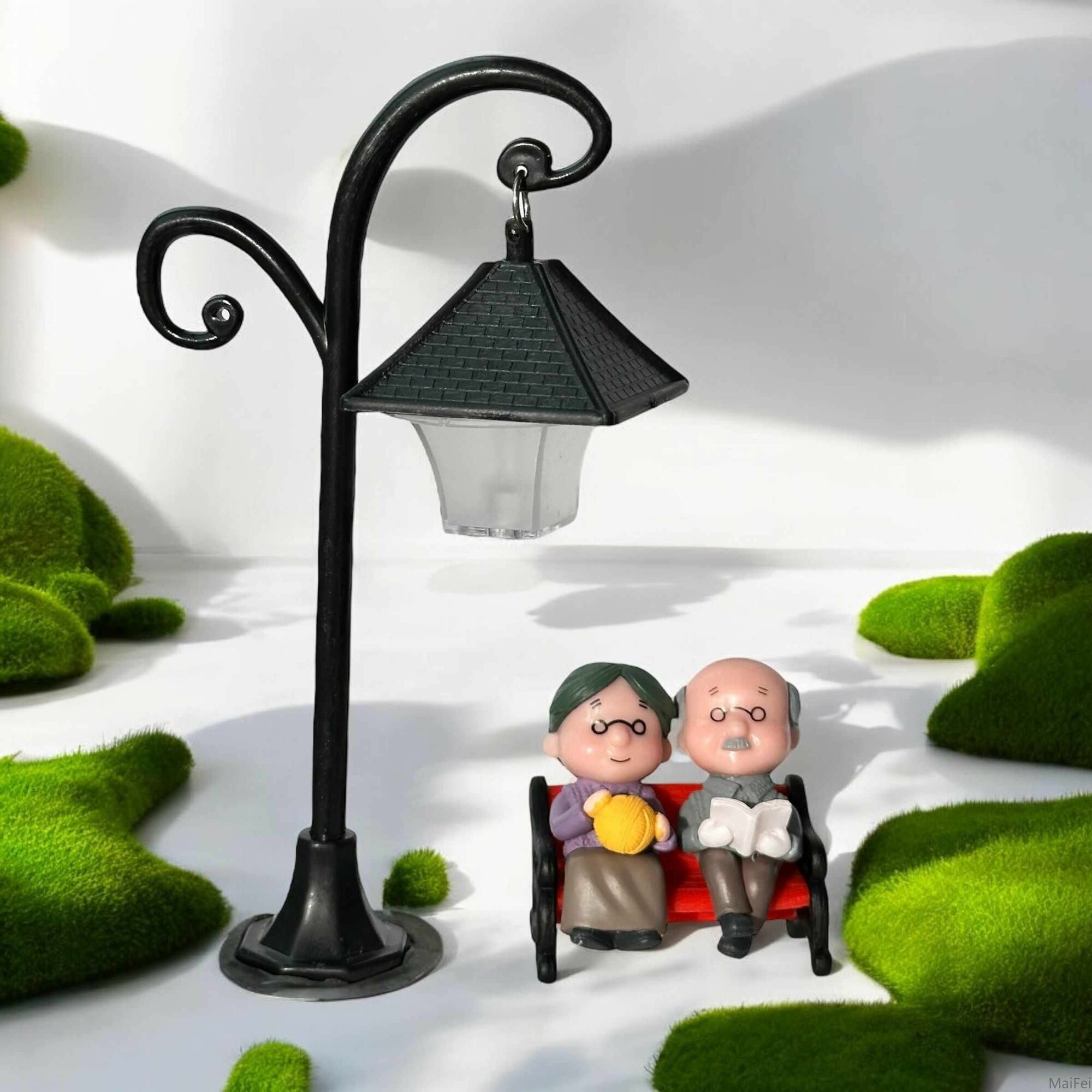 Бабушка с дедушкой на лавочке + фонарь набор (4 шт) миниатюрных фигурок для флорариума, цветочных горшков и творчестваMaiFei