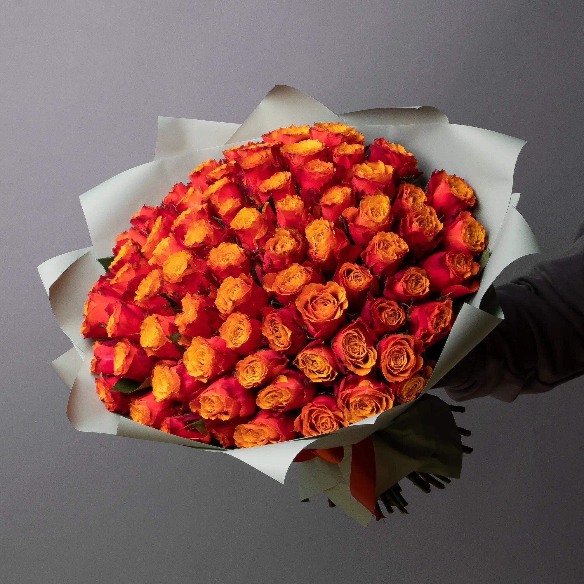 Букет из оранжевых роз 85 шт Высота 40 см в коробке и аквабоксе от "Простоцветы"