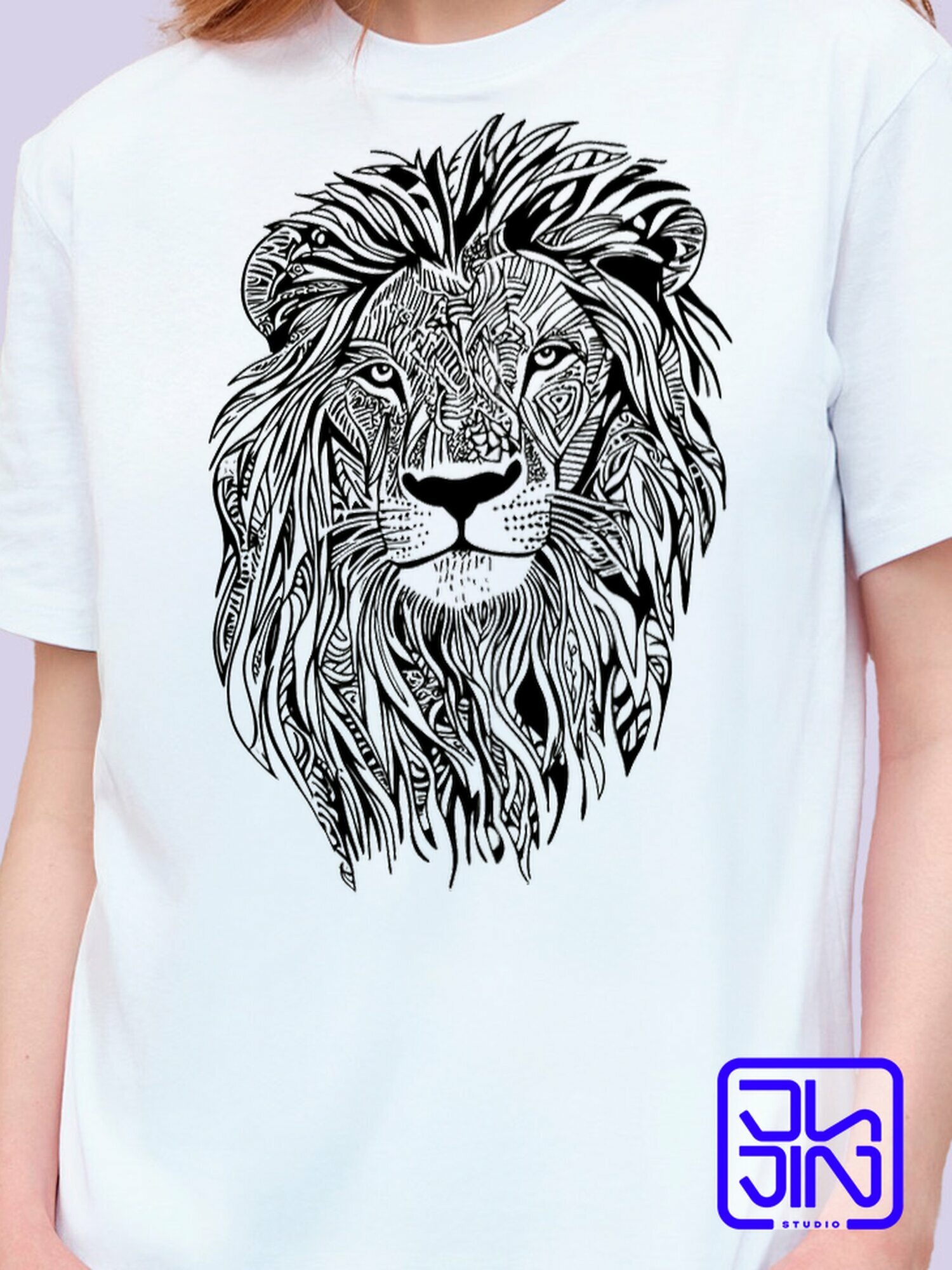 Футболка классическая женская с авторским принтом Лев этнический, абстрактный в черно белом стиле с геометрическими узорами, белый хлопковый трикотаж с прикольным рисунком на груди