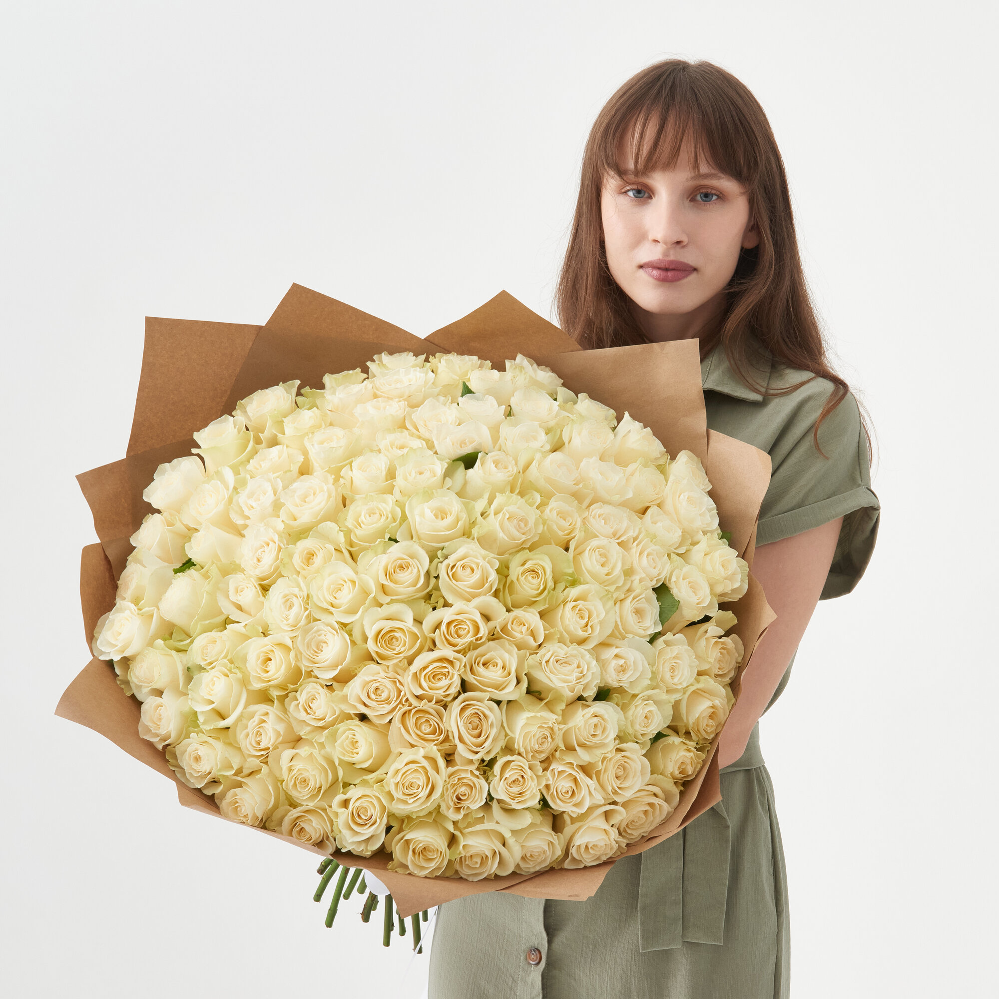 101 белая роза Эквадор, белые розы в крафте, букет из роз с доставкой