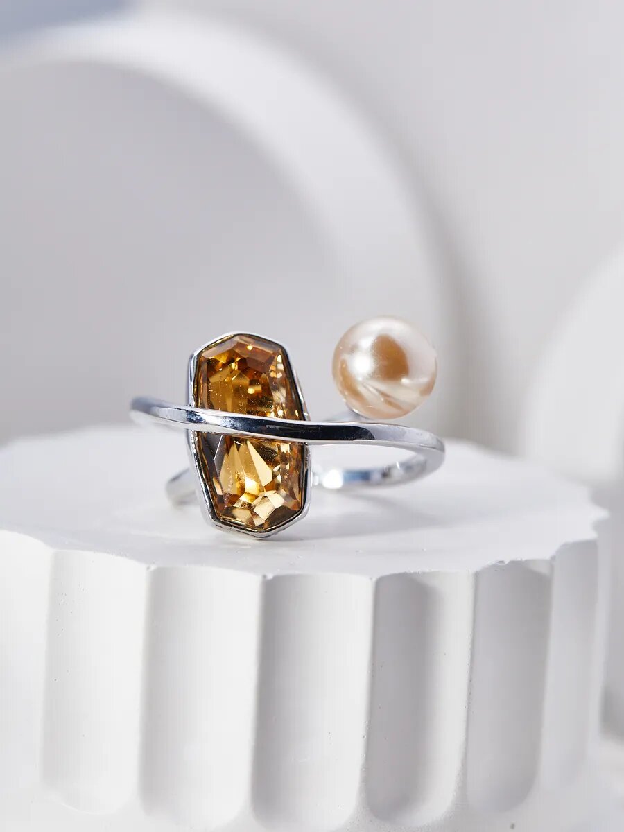 Кольцо, циркон, кристаллы Swarovski, безразмерное, белый, серый, бежевый, желтый — фото 1