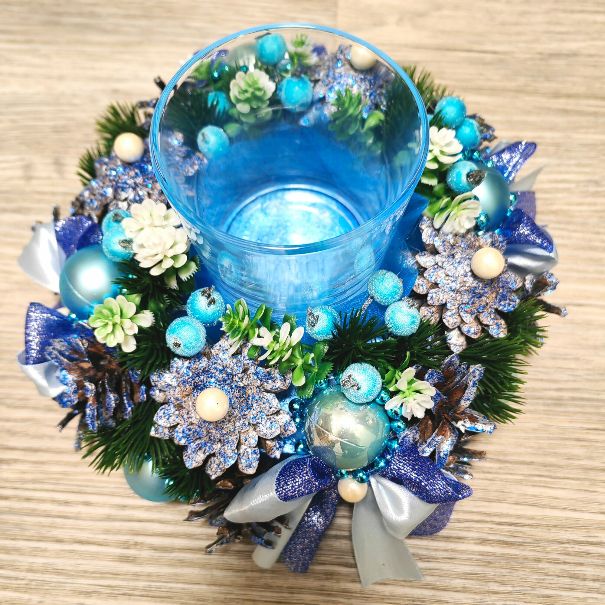 Подсвечник новогодний ручной работы из натуральных шишек