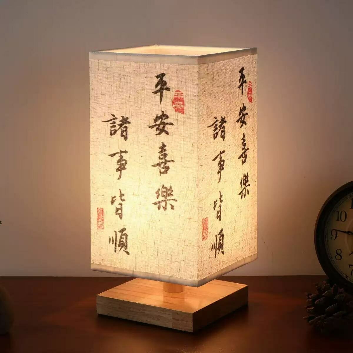Настольная лампа с каллиграфией Синшу в китайском стиле с тремя уровнями регулировки цвета.