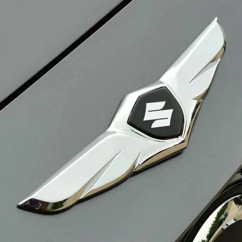 Логотип на передней крышке автомобиля Suzuki