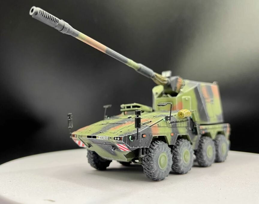 Готовая модель немецкой боевой машины Boxer RCH155 с 155-мм гаубицей, масштаб 1/72, высокая детализация
