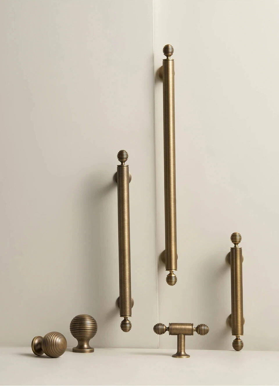 Латунная ручка для мебели 320 мм античная бронза 8808RB (2 шт) для шкафов, кухни, комодов