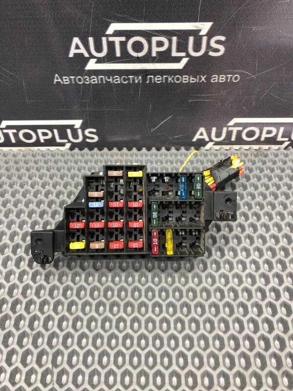 Блок предохранителей салонный