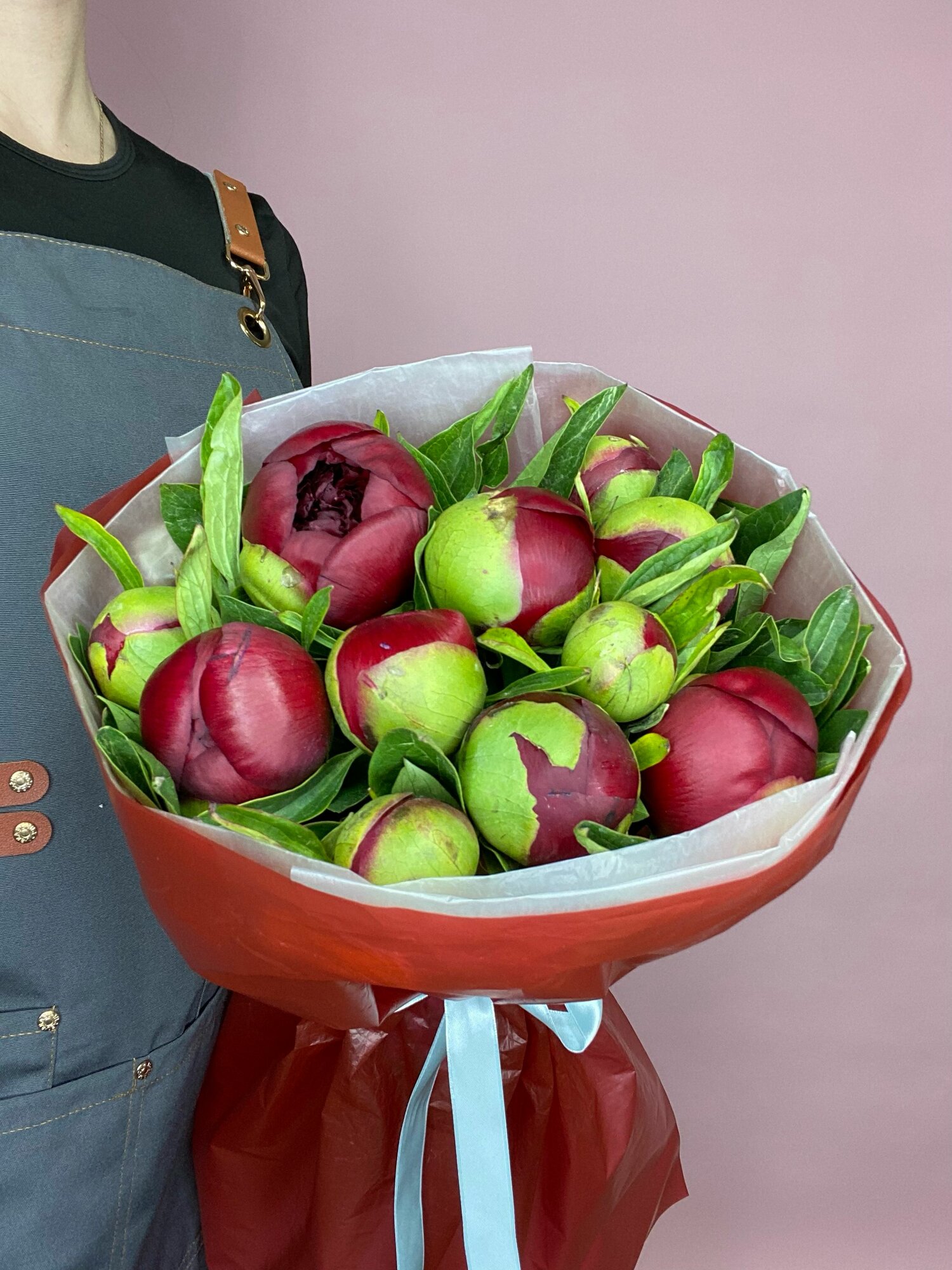 Бордовые пионы