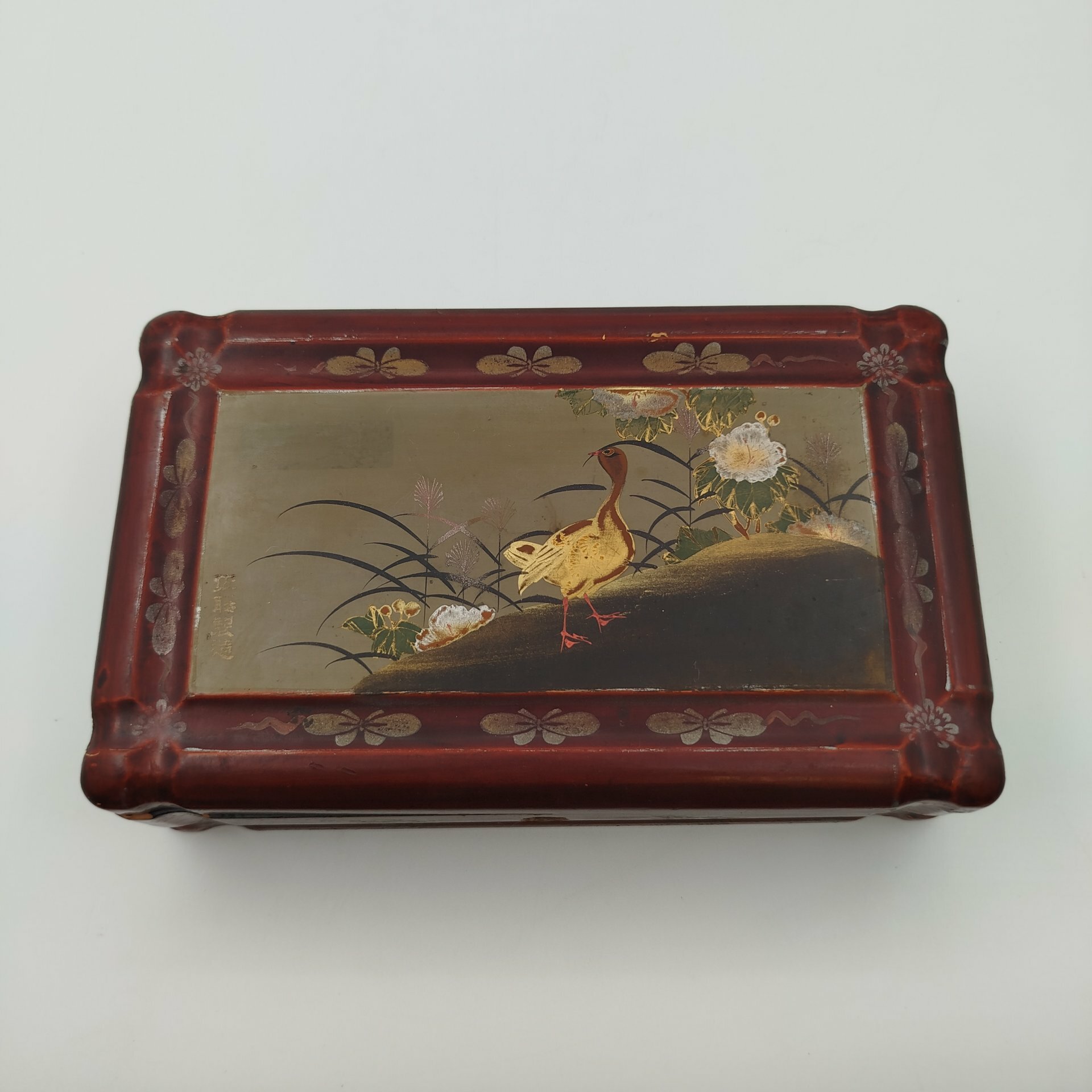 Шкатулка, украшенная изображением утки у водоема среди цветов, папье-маше