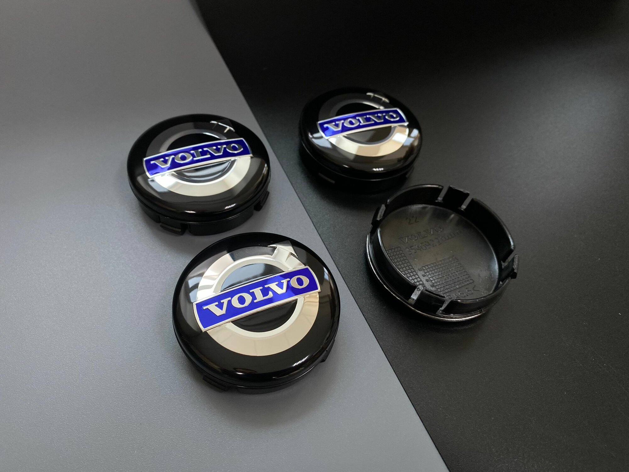Заглушки диска Вольво/Колпачки для диска Volvo 64/63 мм, черная/голубая (комплект 4 шт) 3546923