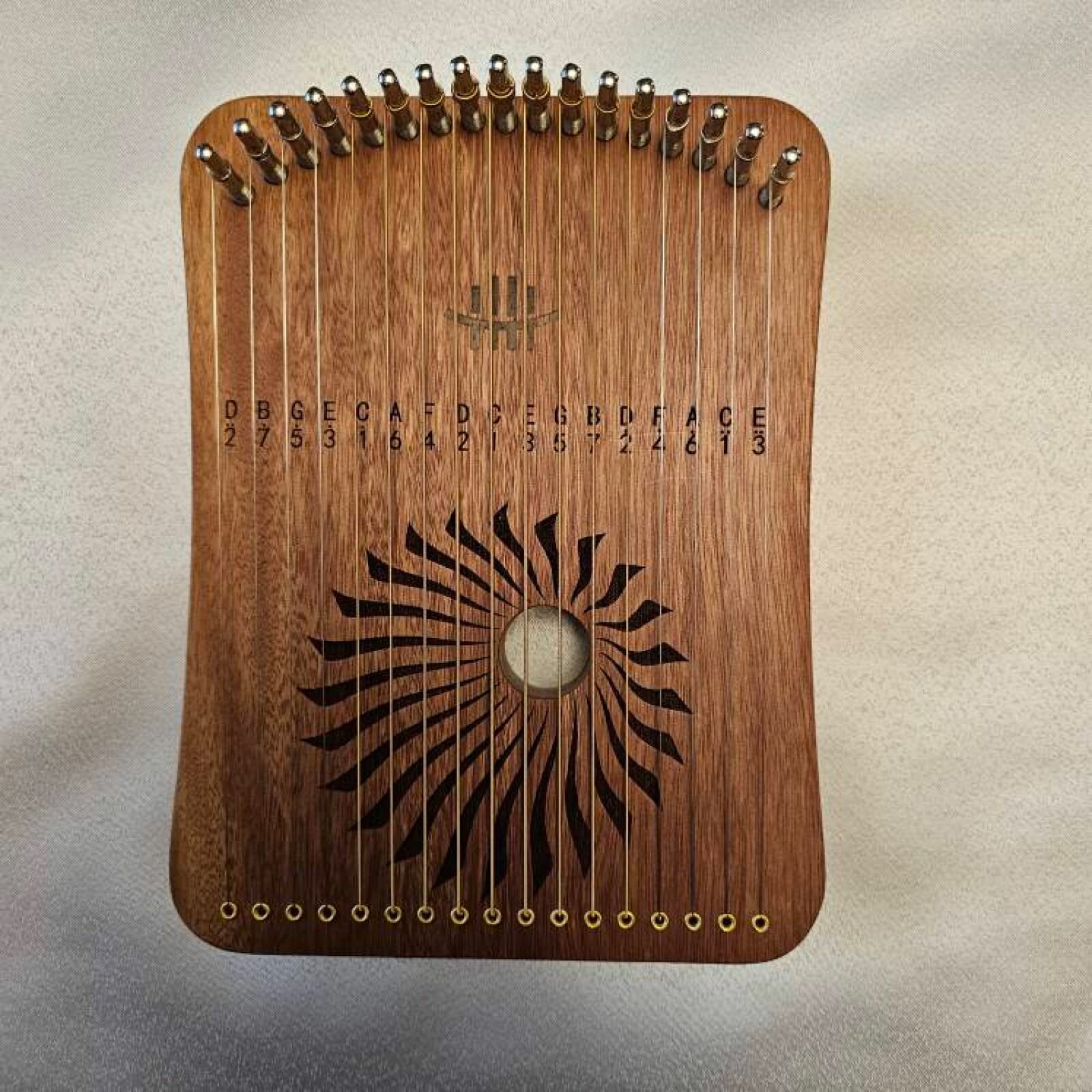 Харпика не калимба музыкальный инструмент 17 струн. Лира. Арфа. Гусли.