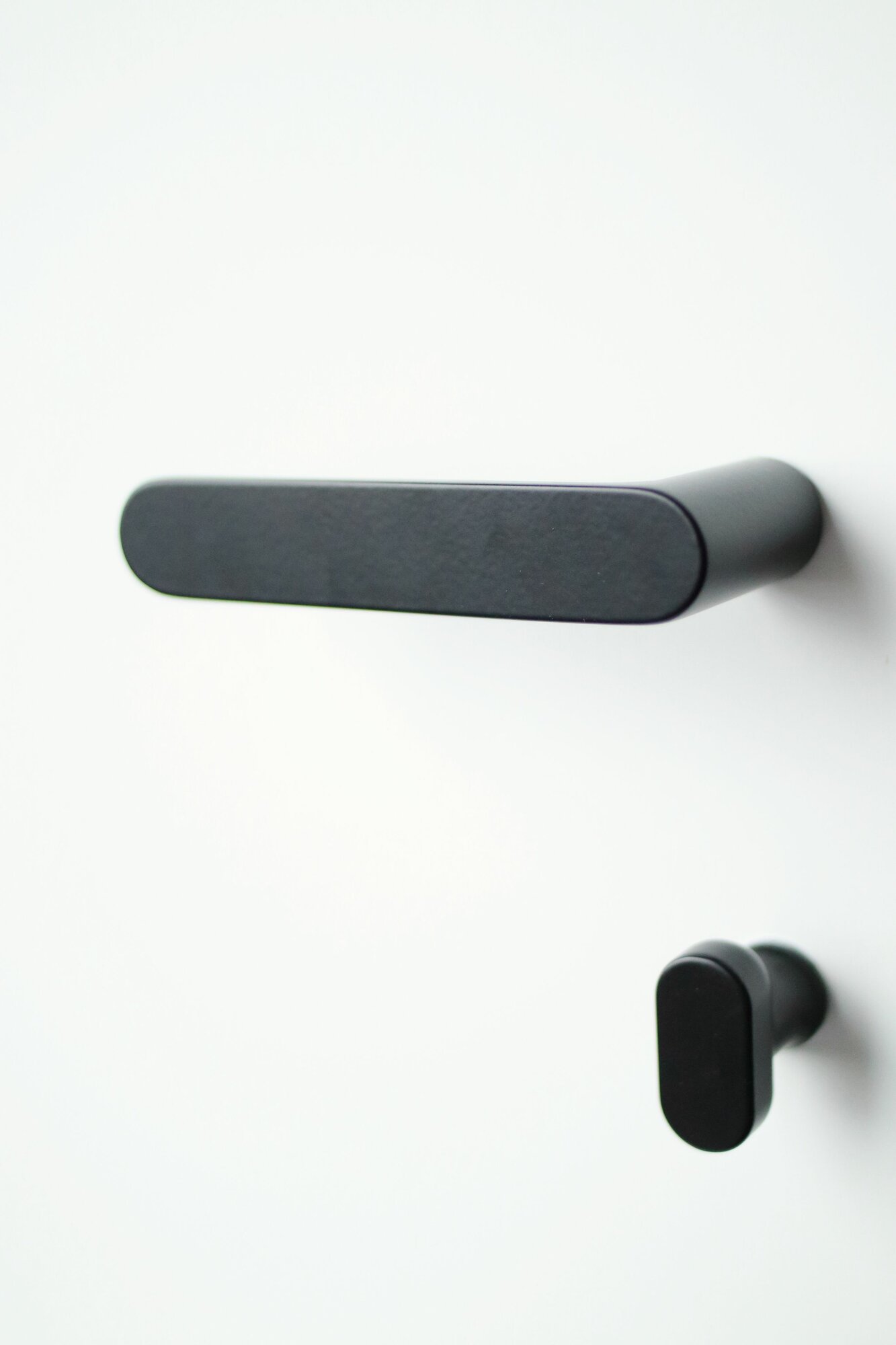 Комплект дверная ручка с заверткой Verum Pure