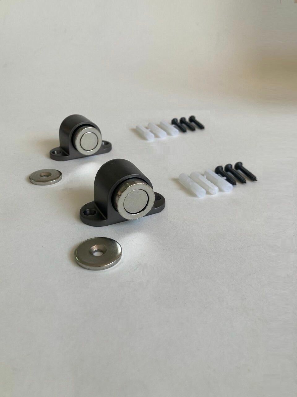 Комплект Упоров дверных магнитных напольных S-Locked 926 MBN графит 2шт