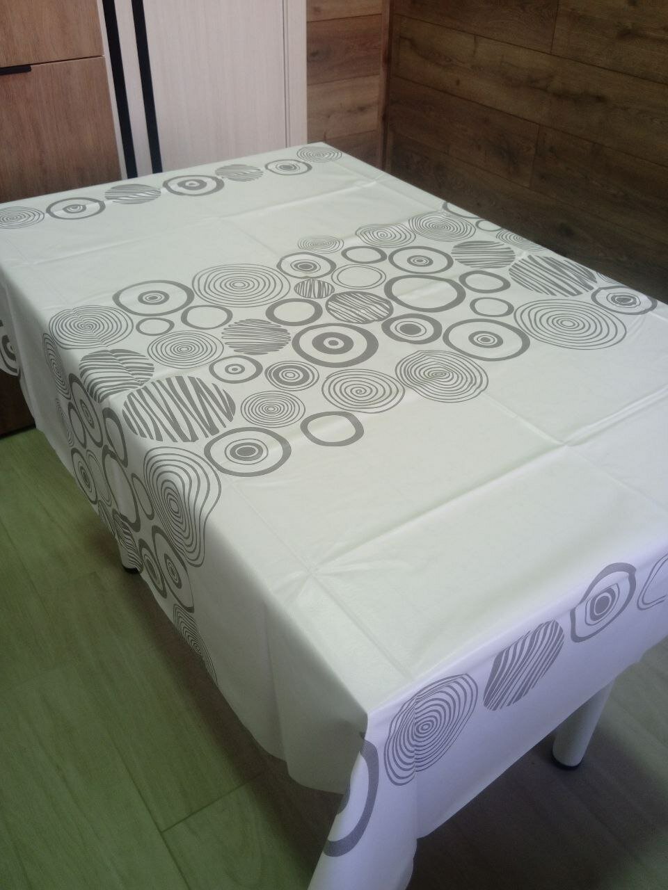 Клеенка белая с серыми кругами 140х140
