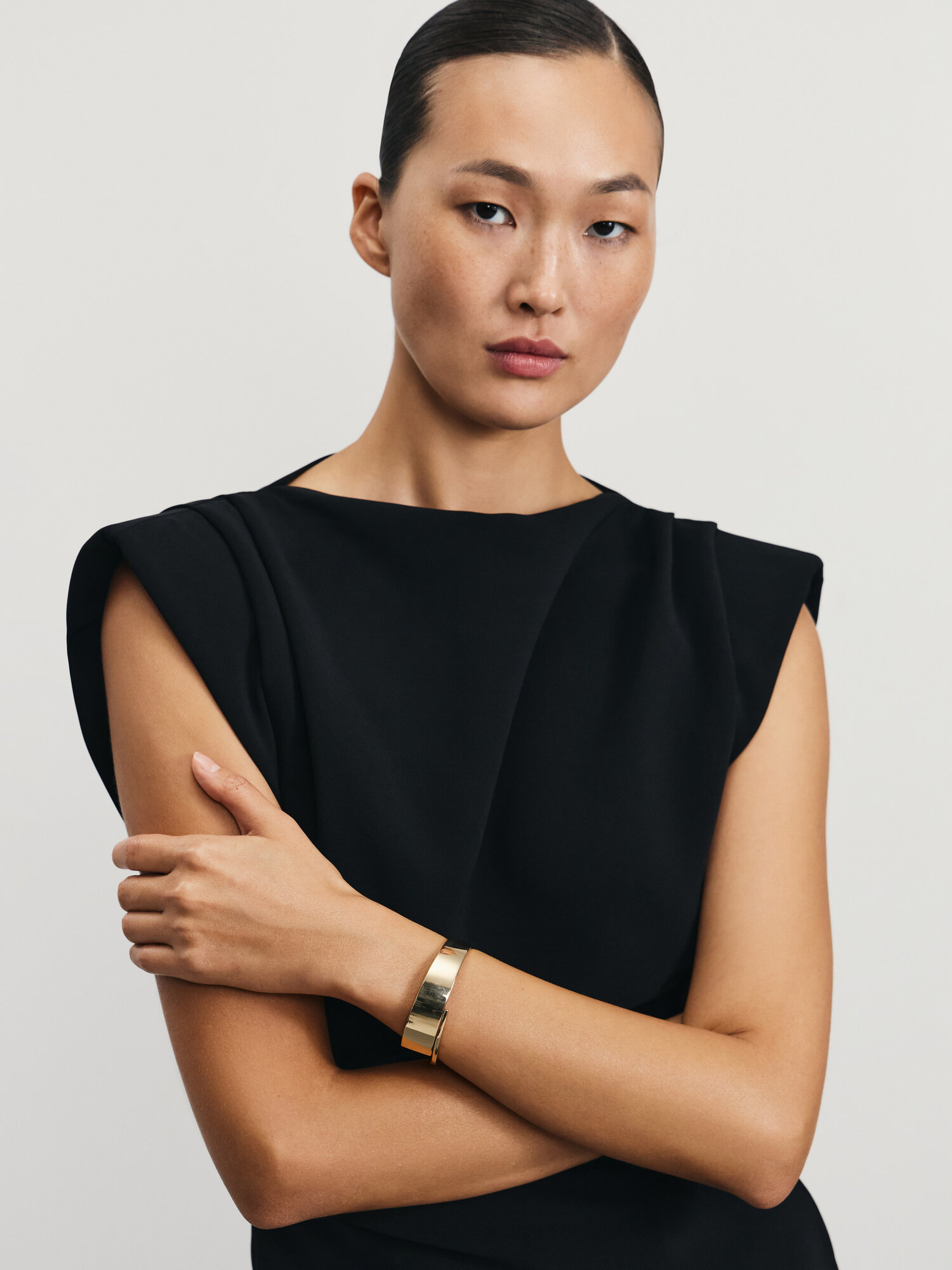 Жесткий браслет