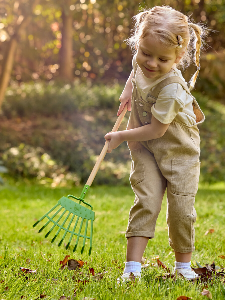 Игрушка Hape "Садовод" детские веерные Грабли для газона, 67 см. E5592_HP