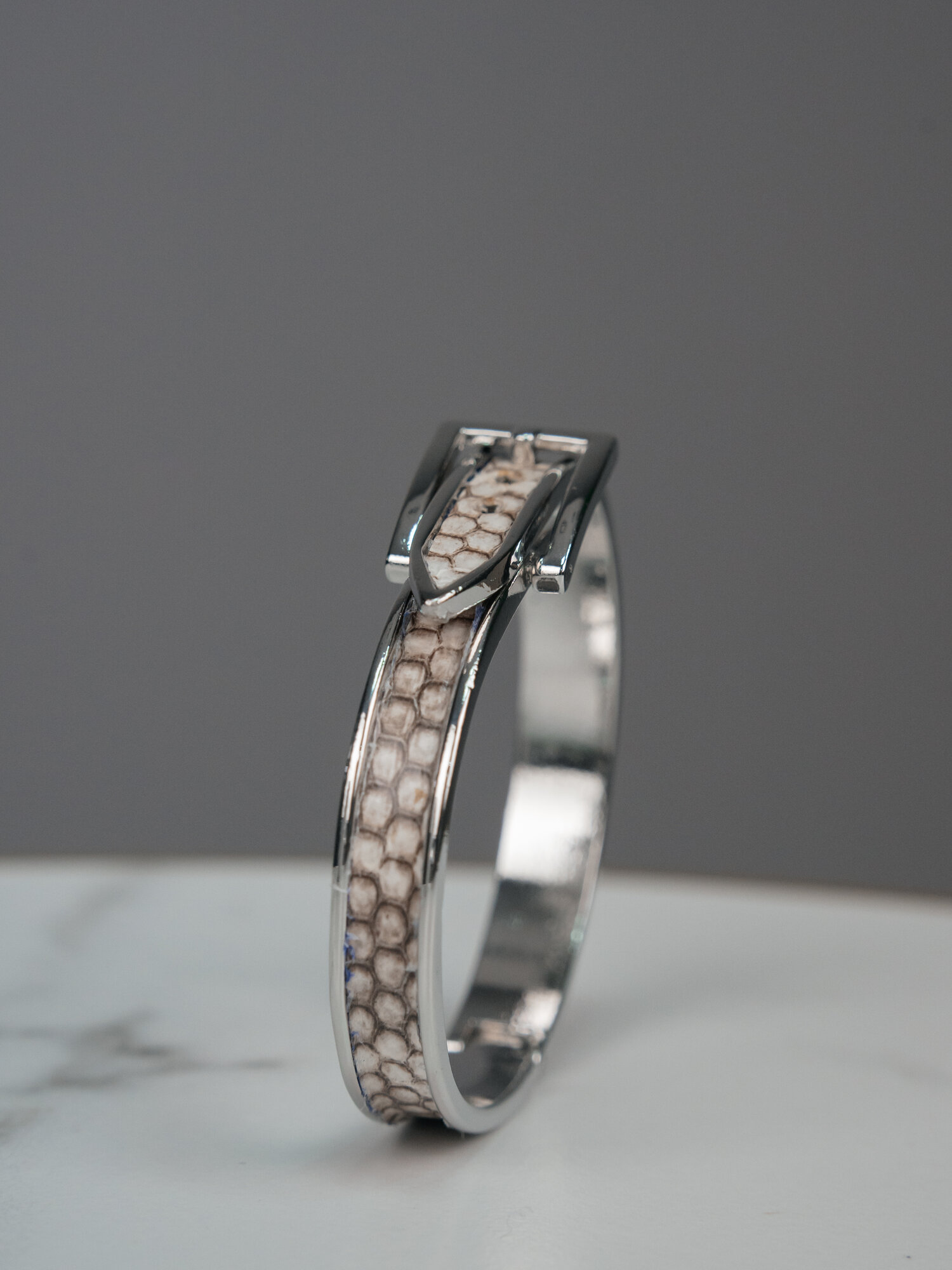 Жесткий браслет, кожа