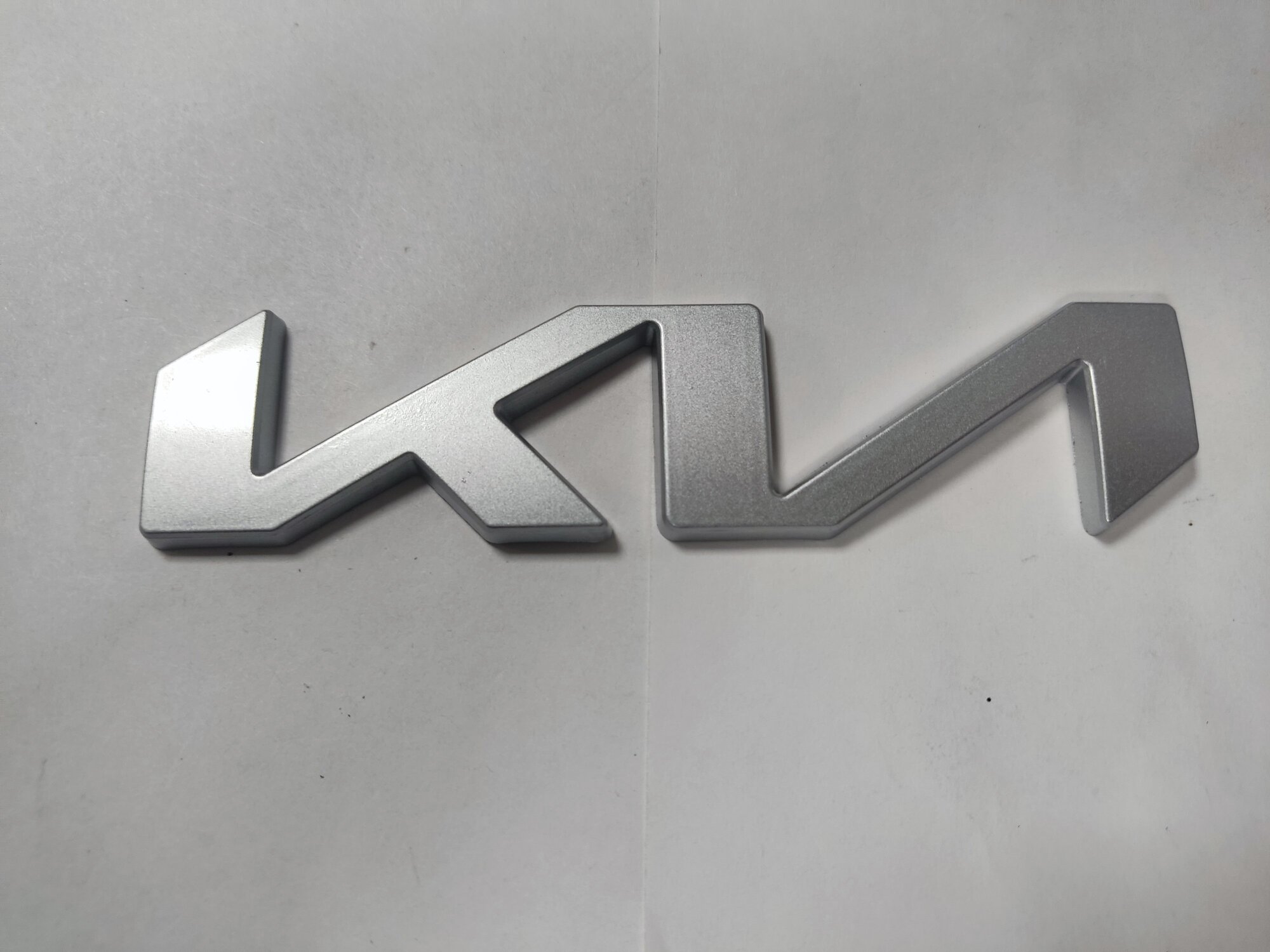 Эмблема Kia, серебристая, для решетки радиатора, кузова, капота и багажника, 13 см