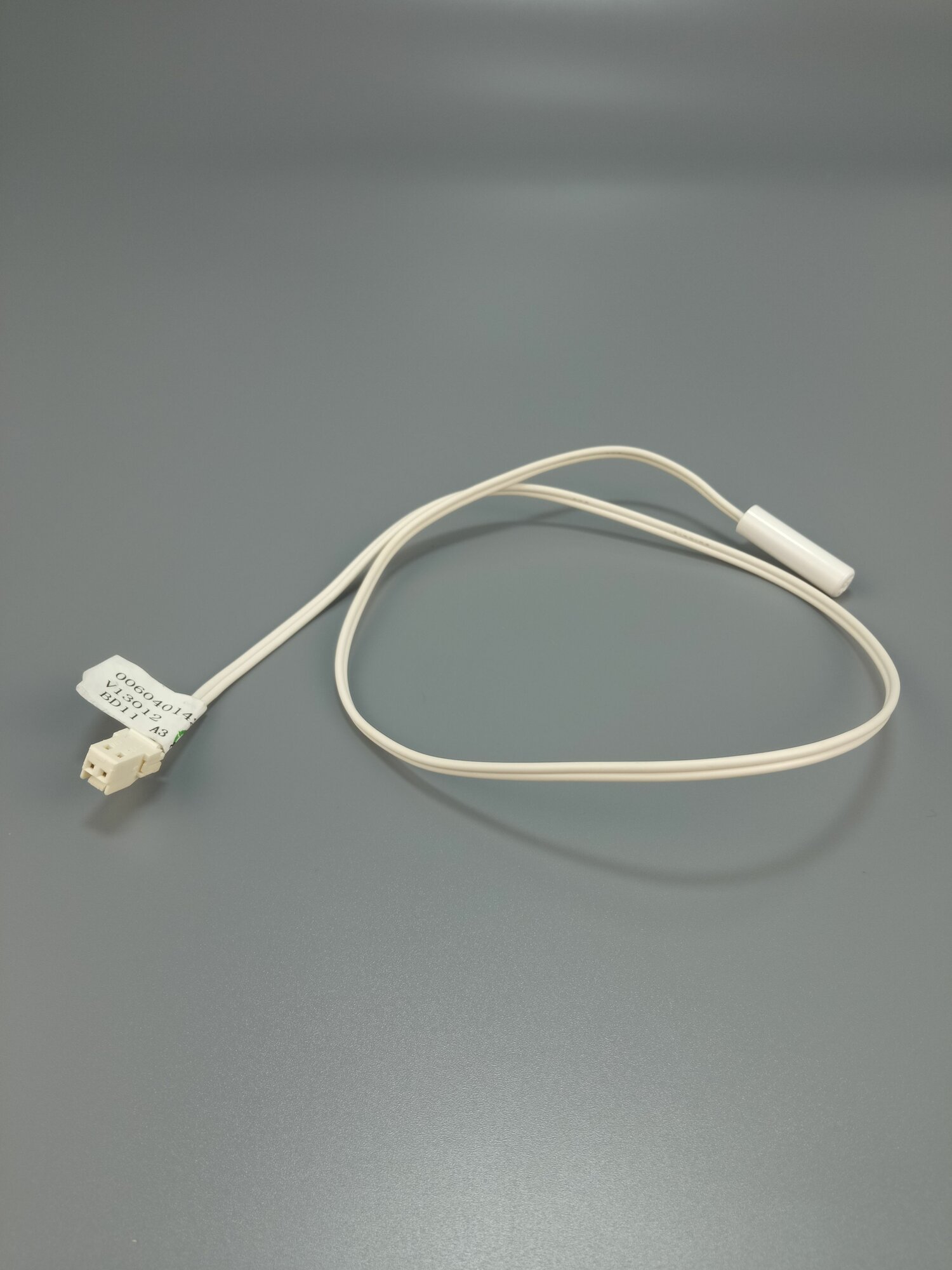 Датчик (сенсор) температуры для холодильника Haier 0060401425 2 кОм L465мм