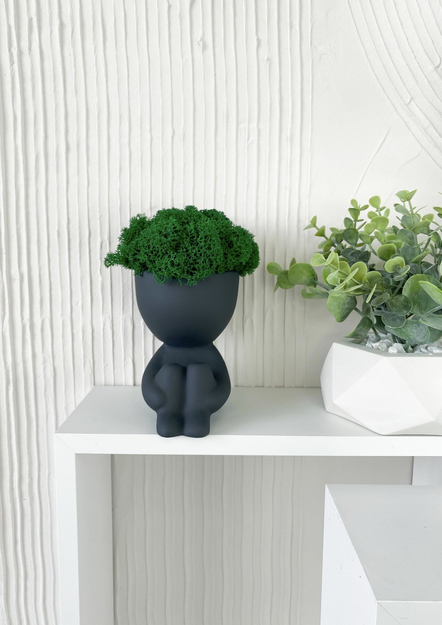 Кашпо Человечек сидящий с стабилизированным мхом черное, фигурка для декора дома человечек,11 см