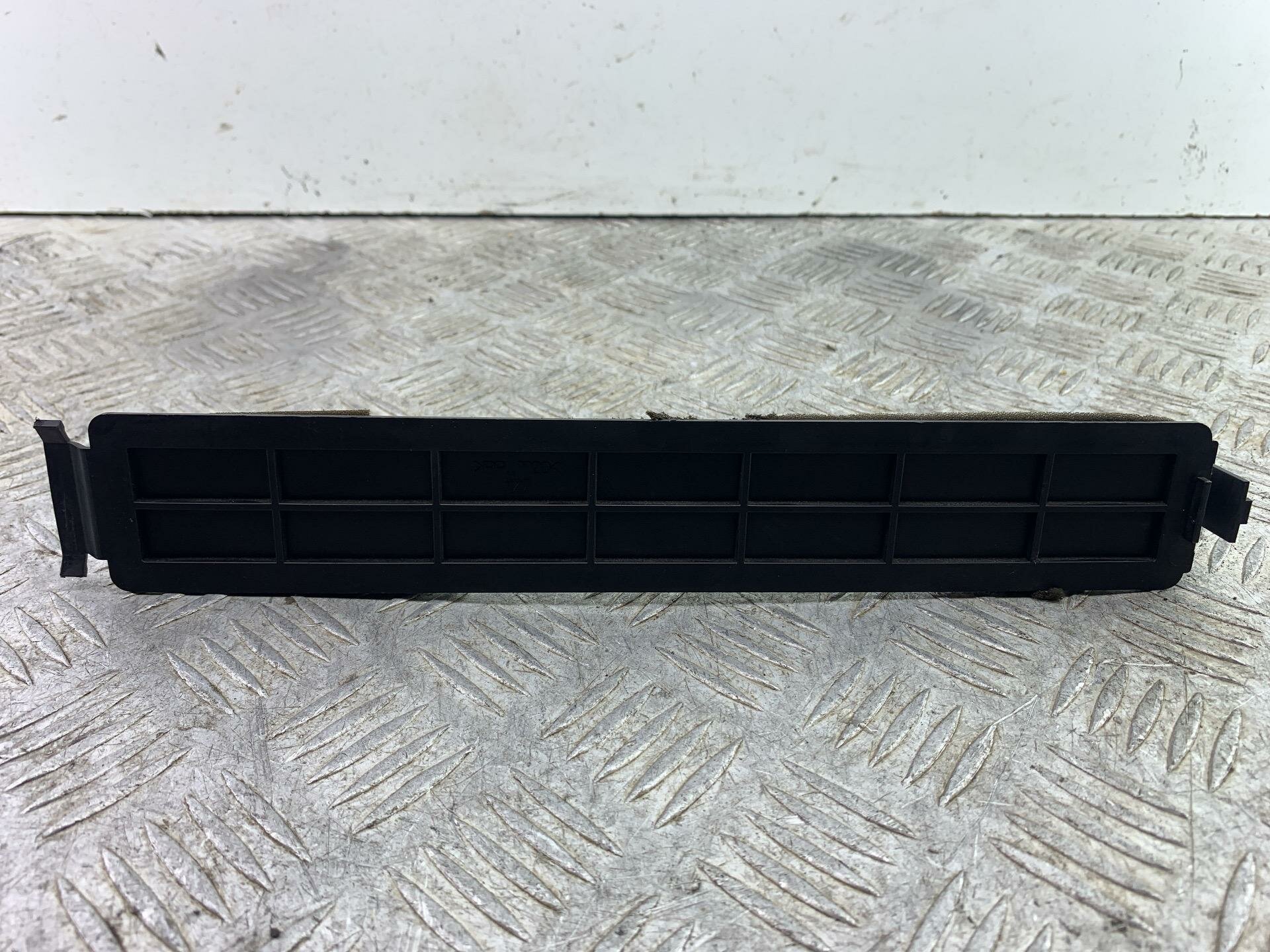 Крышка корпуса салонного фильтра Land Rover Discovery 3 L319 2007