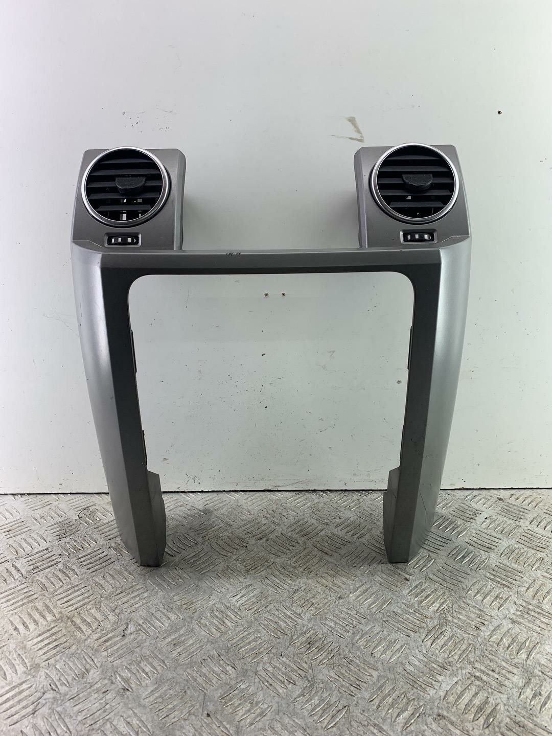 Дефлектор обдува салона центральный Land Rover Discovery 3 L319 2007