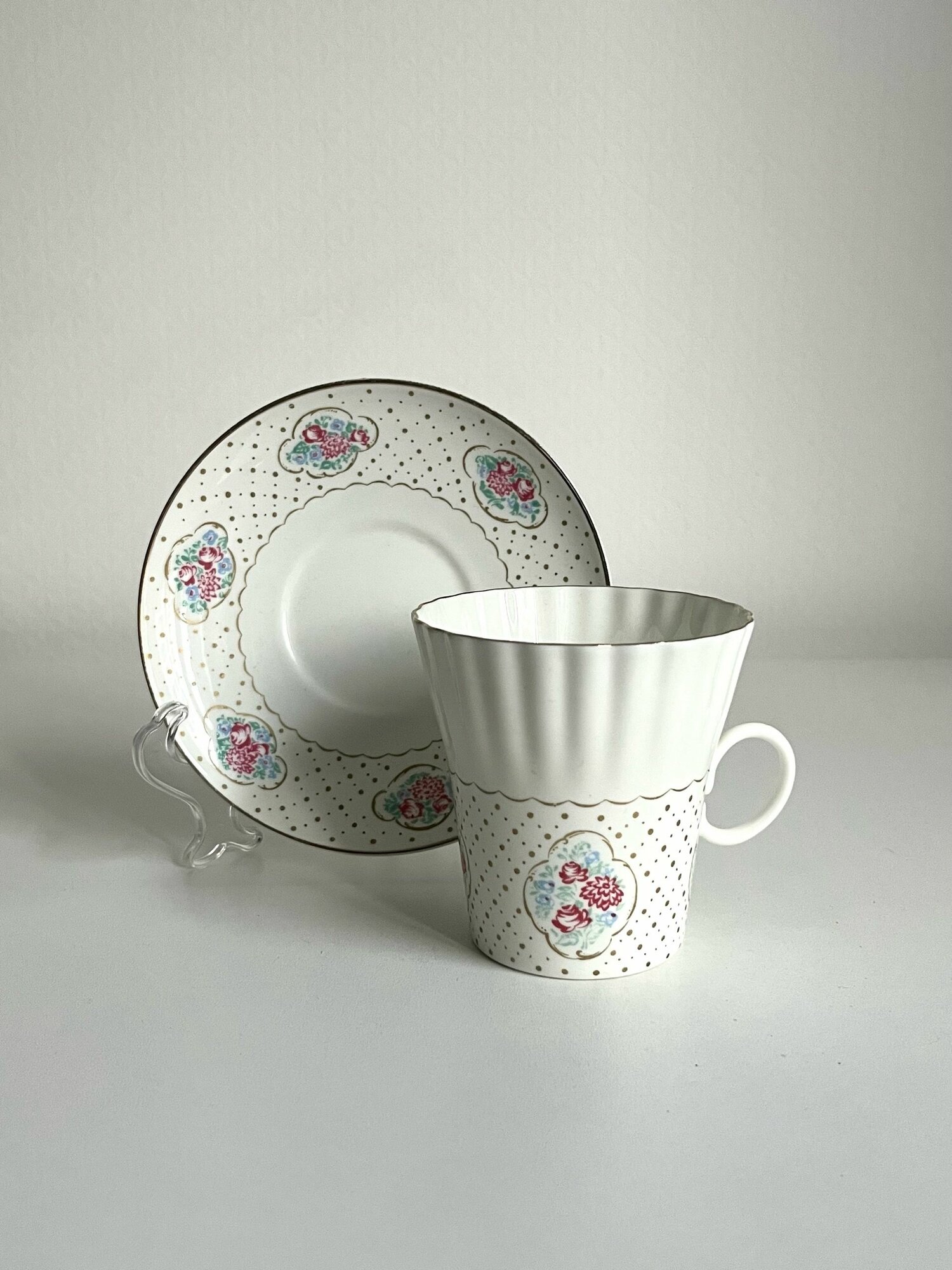 Кофейная пара "Букет роз". Форма одуванчик. Костяной фарфор. Позолота. ЛФЗ. СССР. Вне ГР (Высшая группа фарфора)