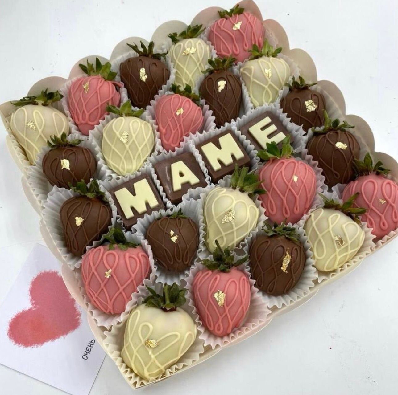 Набор из клубники в шоколаде Маме