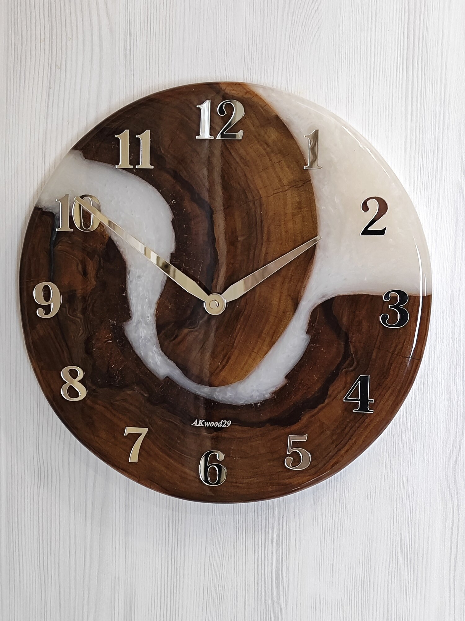 Настенные часы ручной работы из дерева и эпоксидной смолы "Орех 2511(35)", 340*340*30 мм