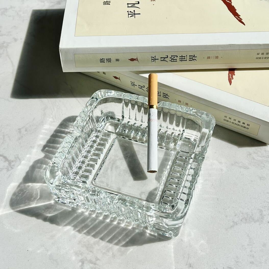Креативная и стильная квадратная прозрачная хрустальная коробочка для хранения сигарет, идеально подходящая для дома, гостиной и офиса.
