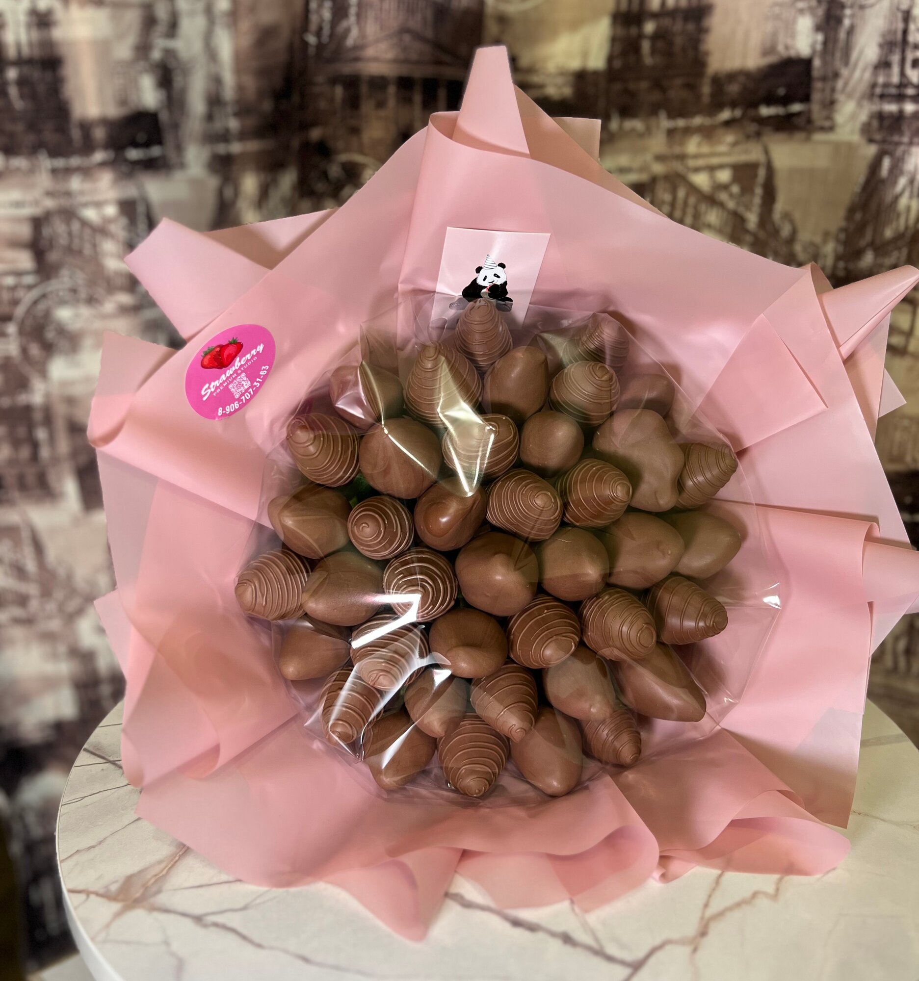 Клубничный букет из 40 ягод в молочном бельгийском шоколаде callebaut