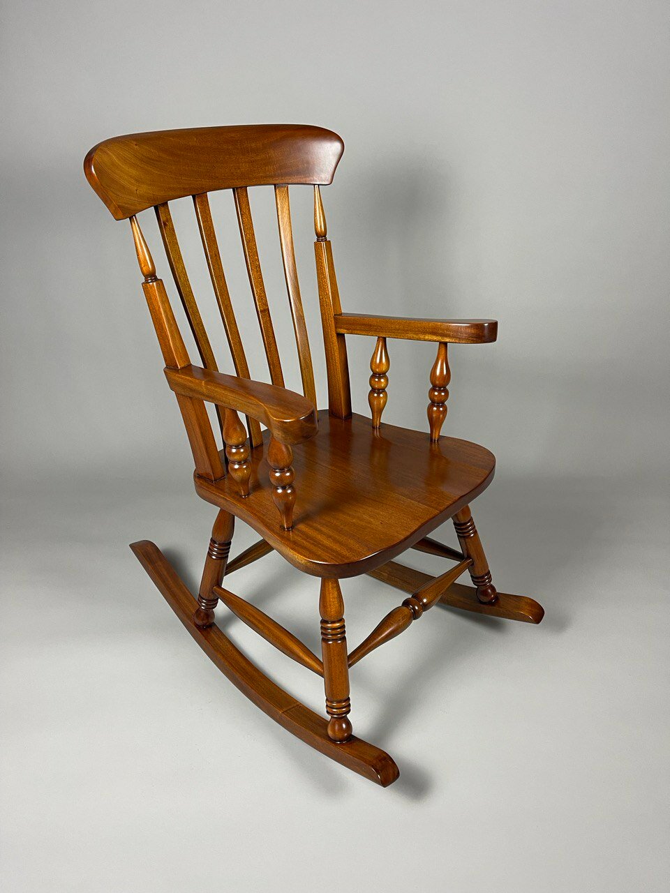 Кресло-качалка DOMKORLEONE с жёстким сидением, красное дерево (mahogany wood), цвет орех NAA (светло-коричневый)