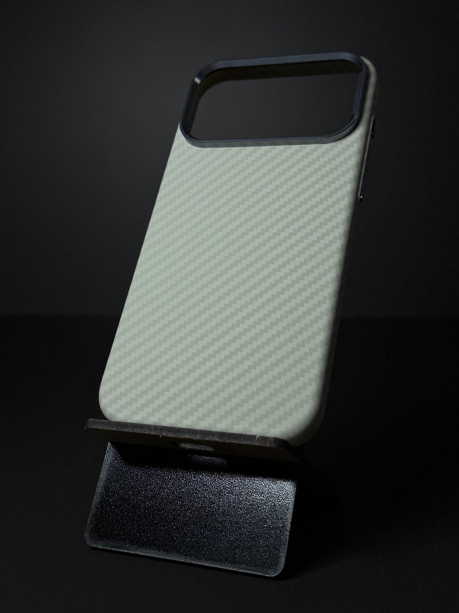 Чехол Айфон 17 Про Макс / чехол iPhone 17 Pro Max с MagSafe LUXO Life+, классический бежевый, карбоновый