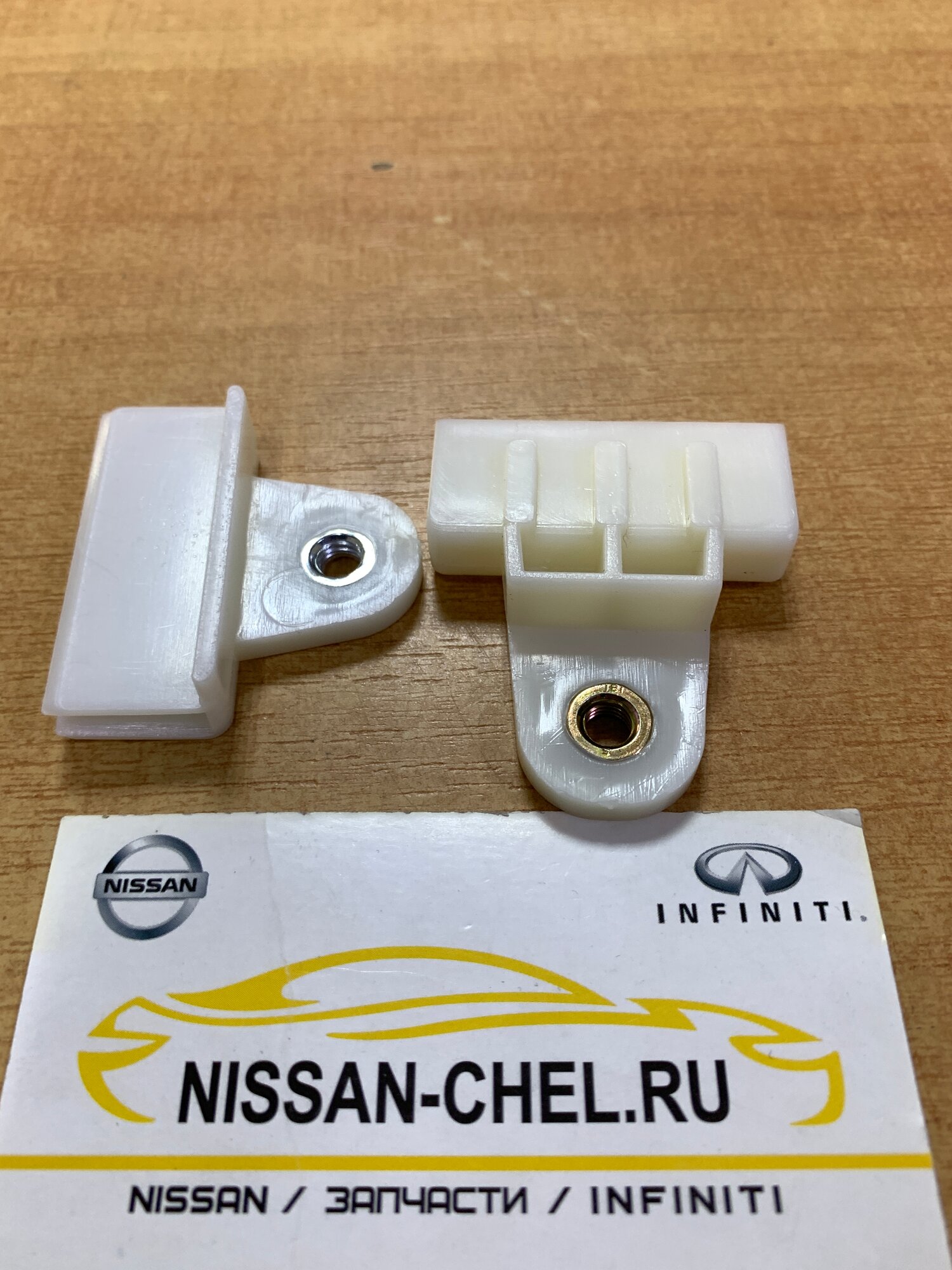 Держатель, кронштейн бокового стекла NISSAN N16, B10RS, B15, G10, N15, 2шт, Пара