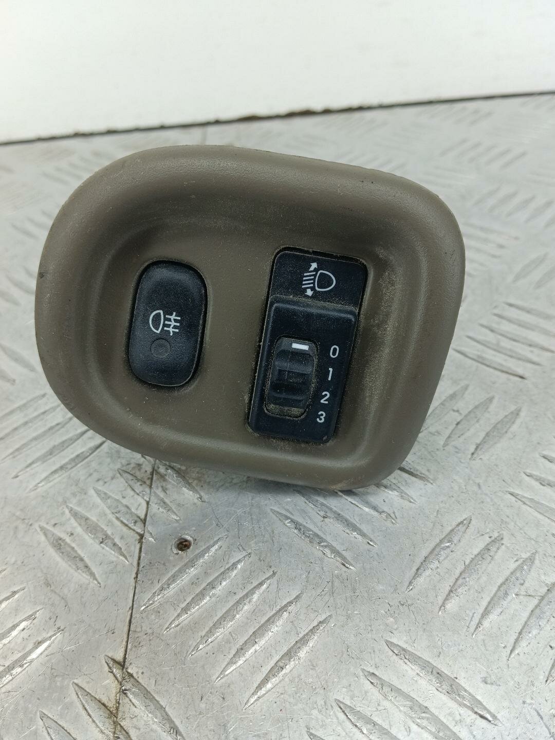 Кнопка корректора фар Chevrolet Alero (1999 - 2004) 22616414