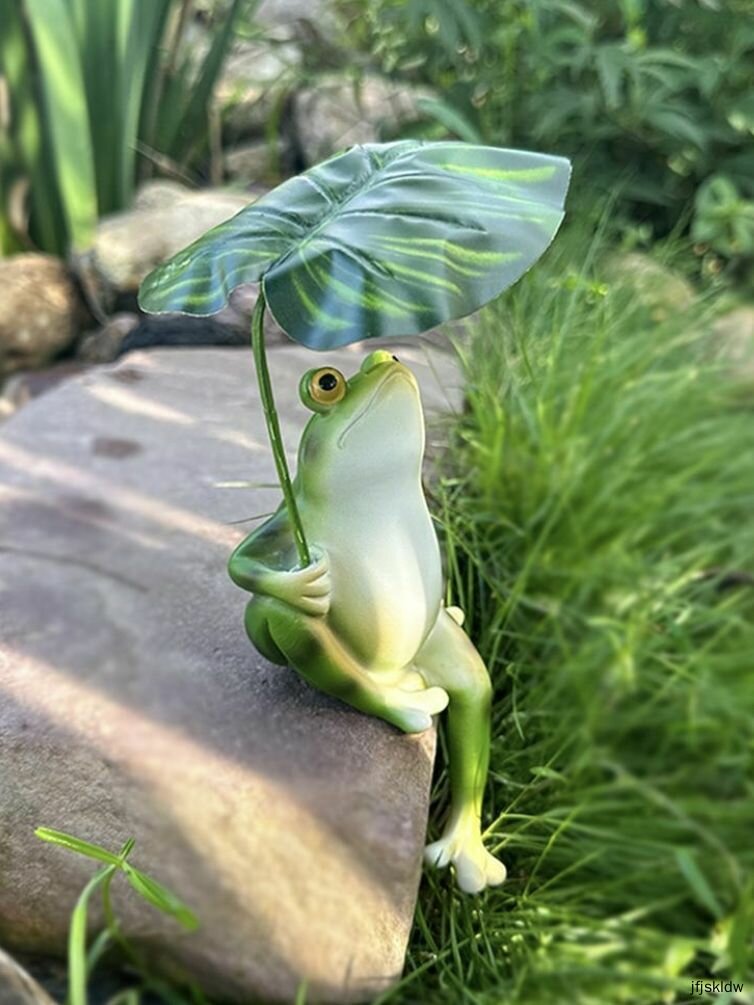 Декоративная фигурка лягушки с зонтиком для сада, аквариума, террасы или интерьера - реалистичный аксессуар для украшения пруда, патио, цветочных горшков