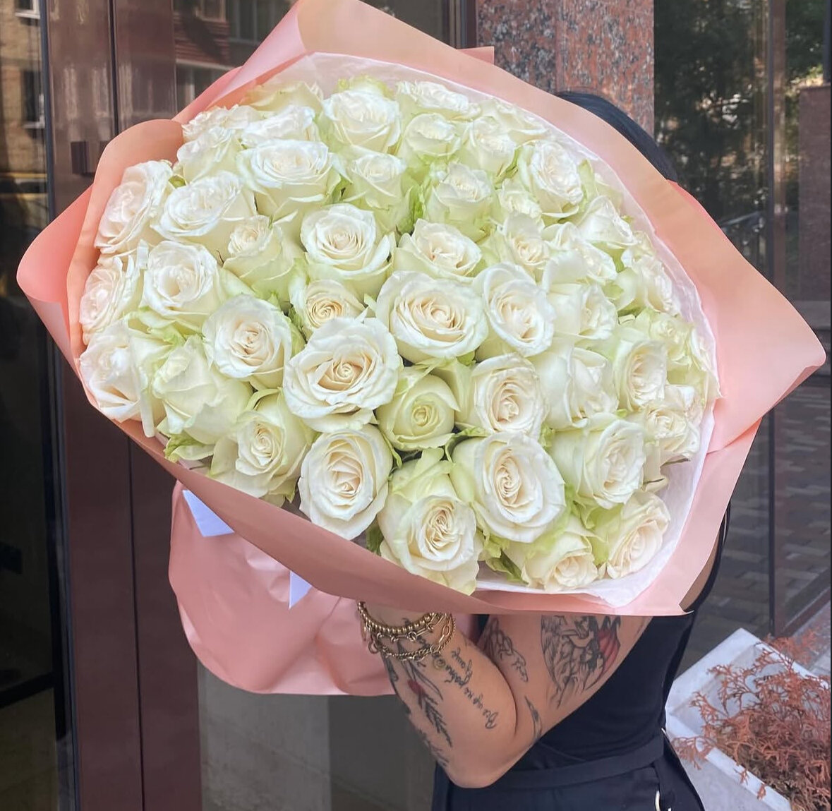 Пышный букет из 51 свежей белой розы с крупными бутонами, шикарный букет, роскошный букет