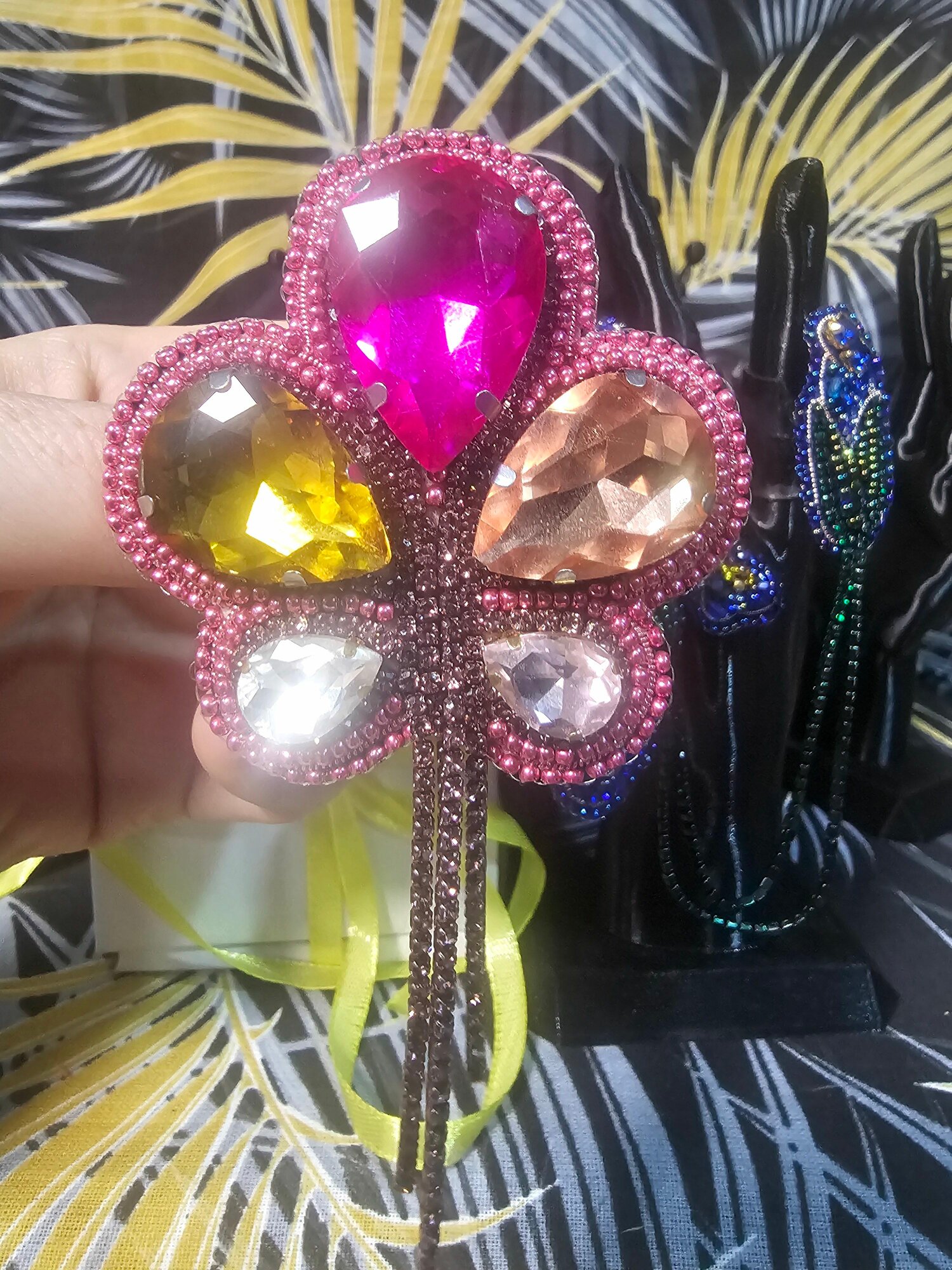 Брошь, стразы