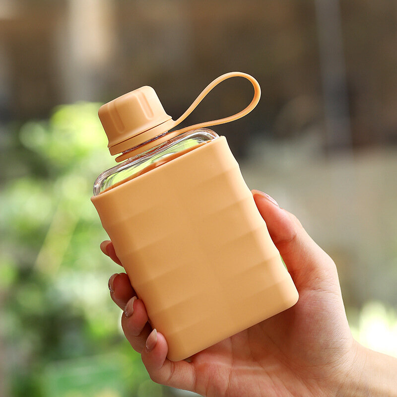 Новая бутылка Tritan Fresh Style с ручкой, плоская бутылка, силиконовая крышка, пластиковый стакан, высококачественная портативная бутылка для воды для студентов