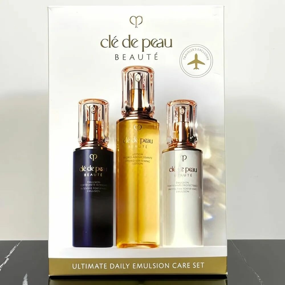 Набор из трех предметов: питательная вода, дневной лосьон и ночной лосьон.