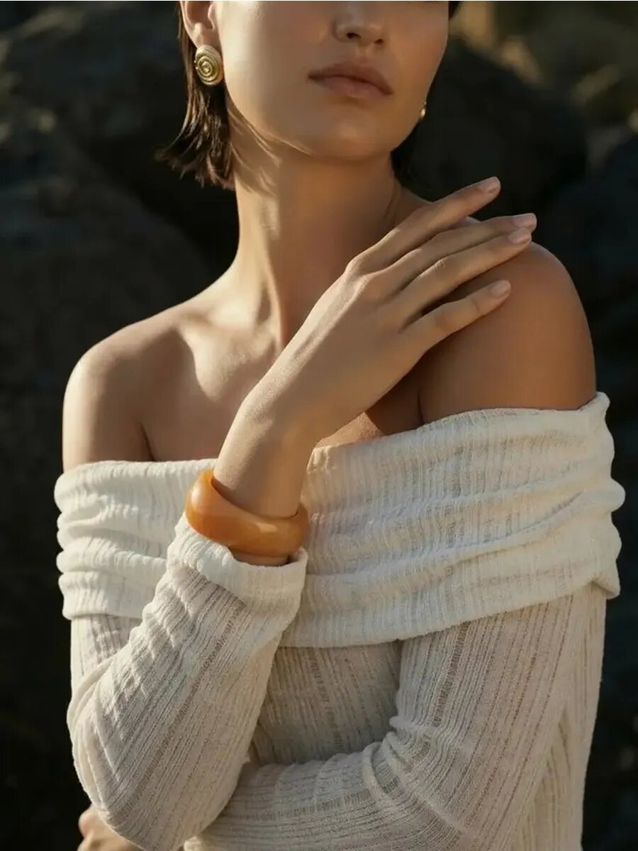 Стильный манжет из акрила в цвете капучино