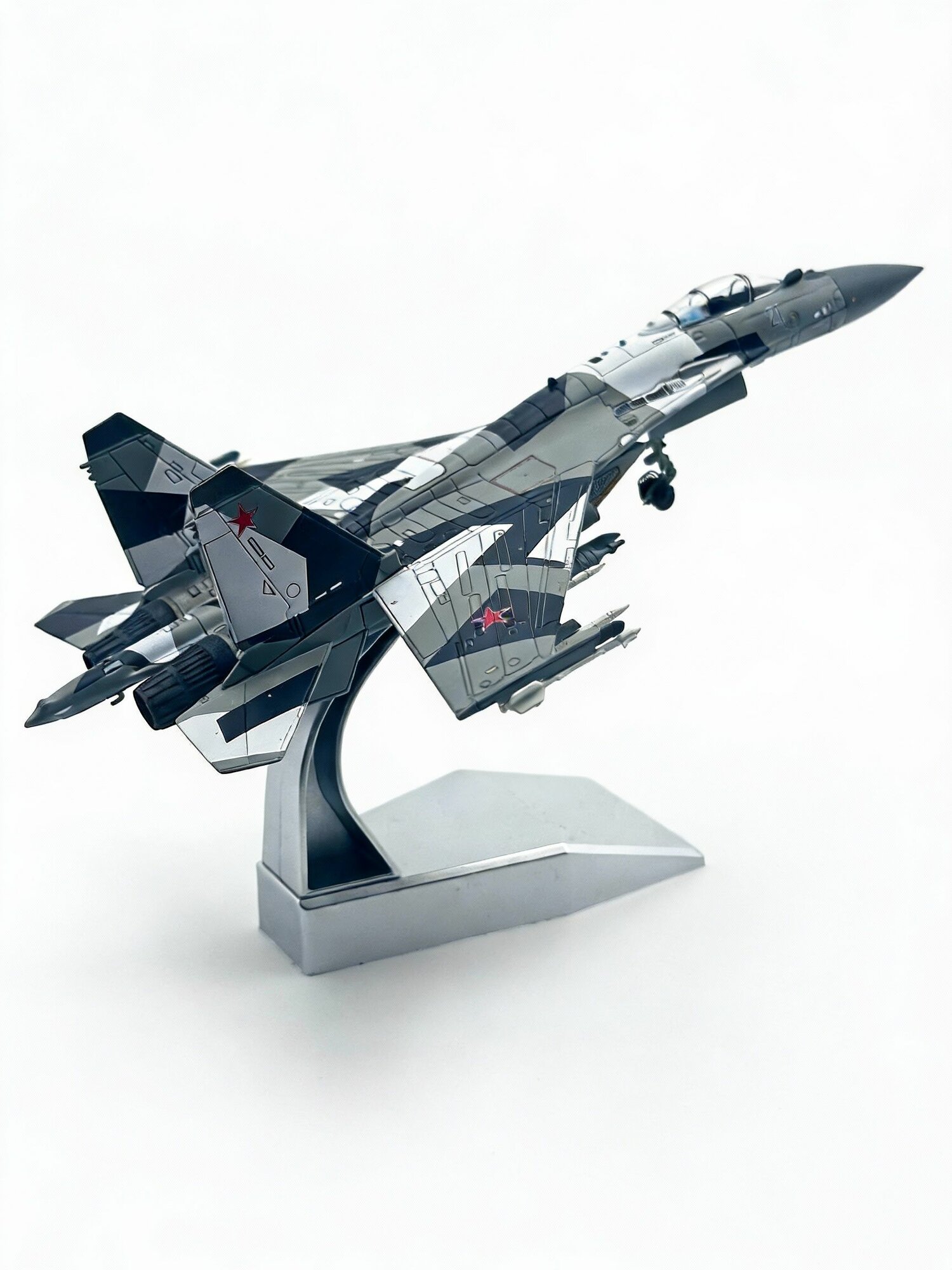 Модель российского многоцелевого истребителя Су-35 Супер Фланкинг в масштабе 1/100 коллекционный и подарочный экземпляр.