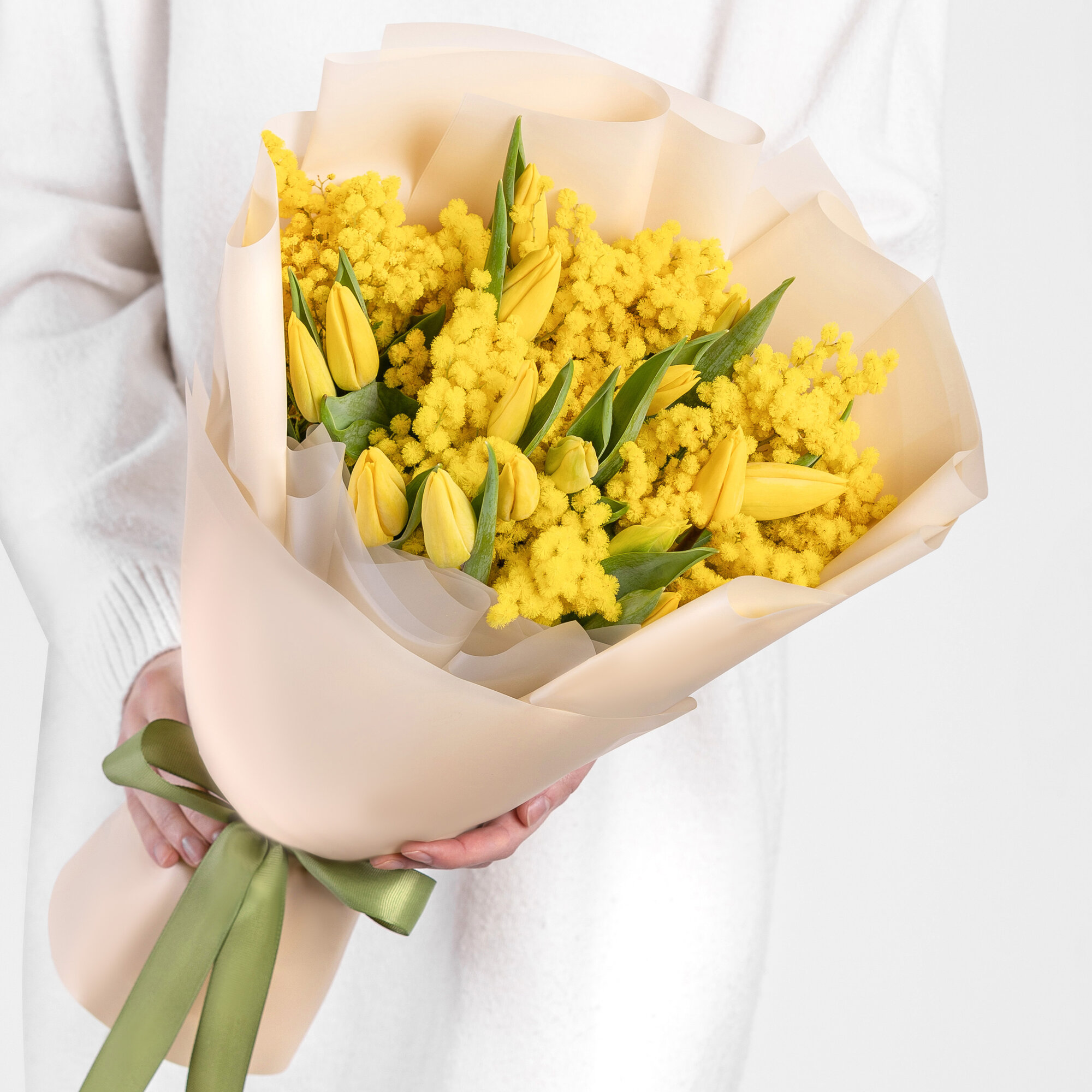 Дуо-букет Мегацвет24 "Тюльпан и Мимоза", желтый, дизайнерская упаковка