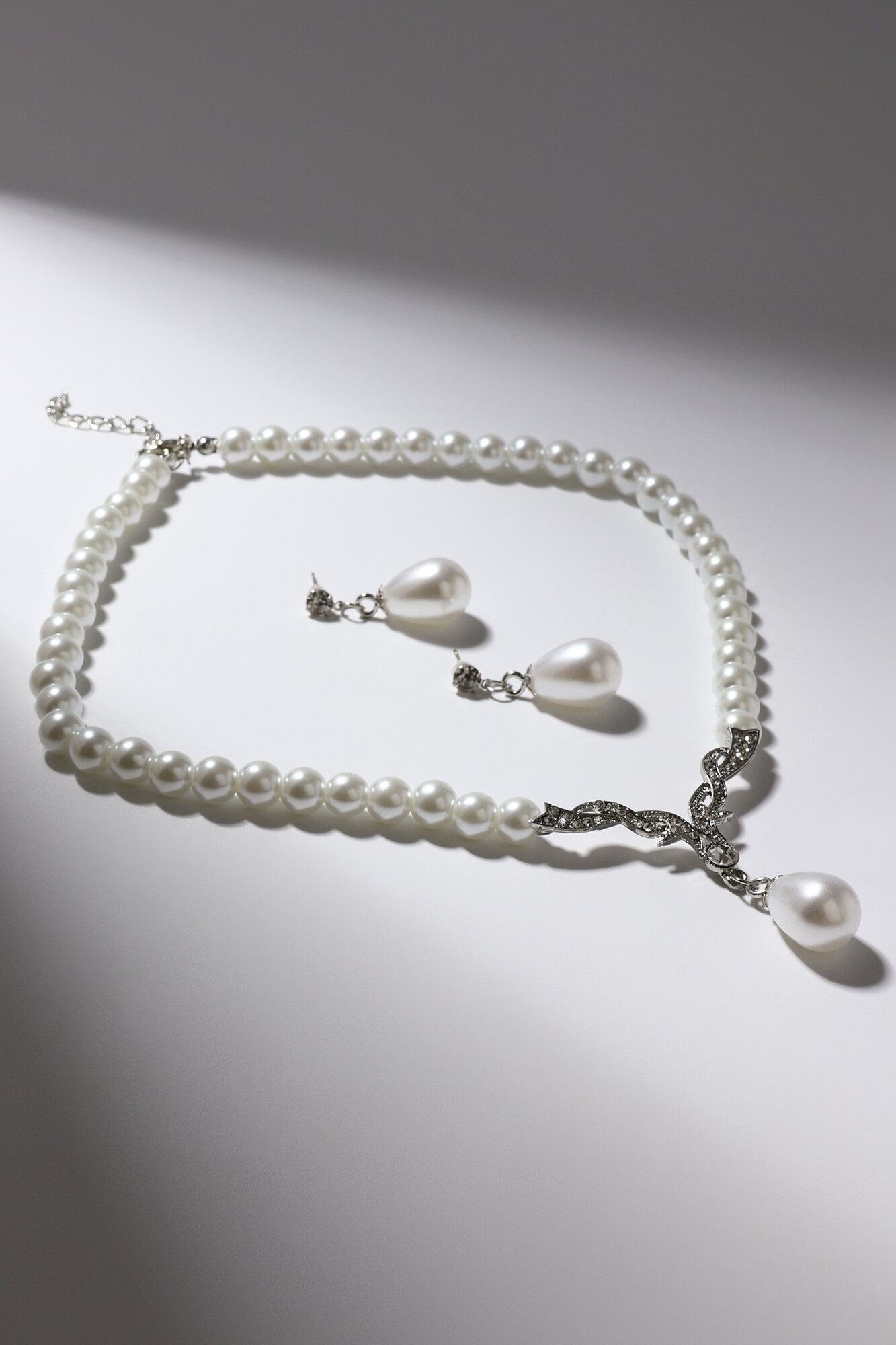 Комплект бижутерии: серьги, колье, жемчуг имитация