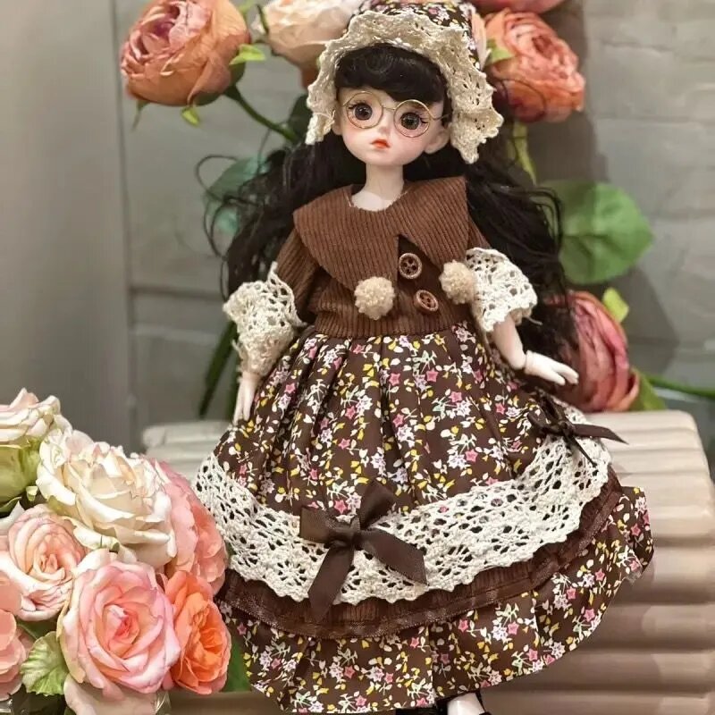 Кукла куколка в коричневом платье с шляпкой, очки в комплекте, высота 31 см. С аксессуарами